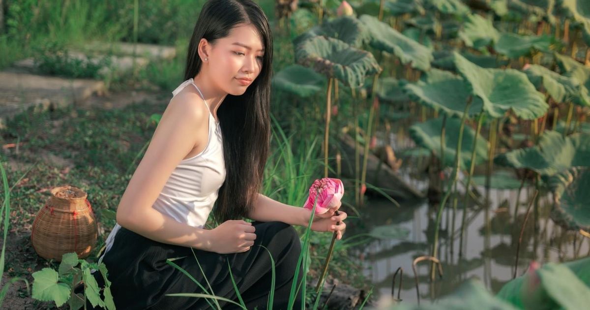 Ngô Nhã Linh mặc áo yếm, khoe vẻ đẹp tinh khôi tuổi 18 bên đầm sen