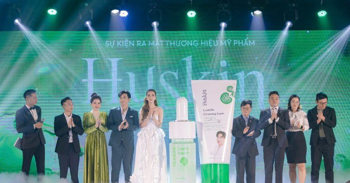 Dàn nghệ sĩ dự lễ ra mắt thương hiệu mỹ phẩm Huskin của Hồ Quang Hiếu